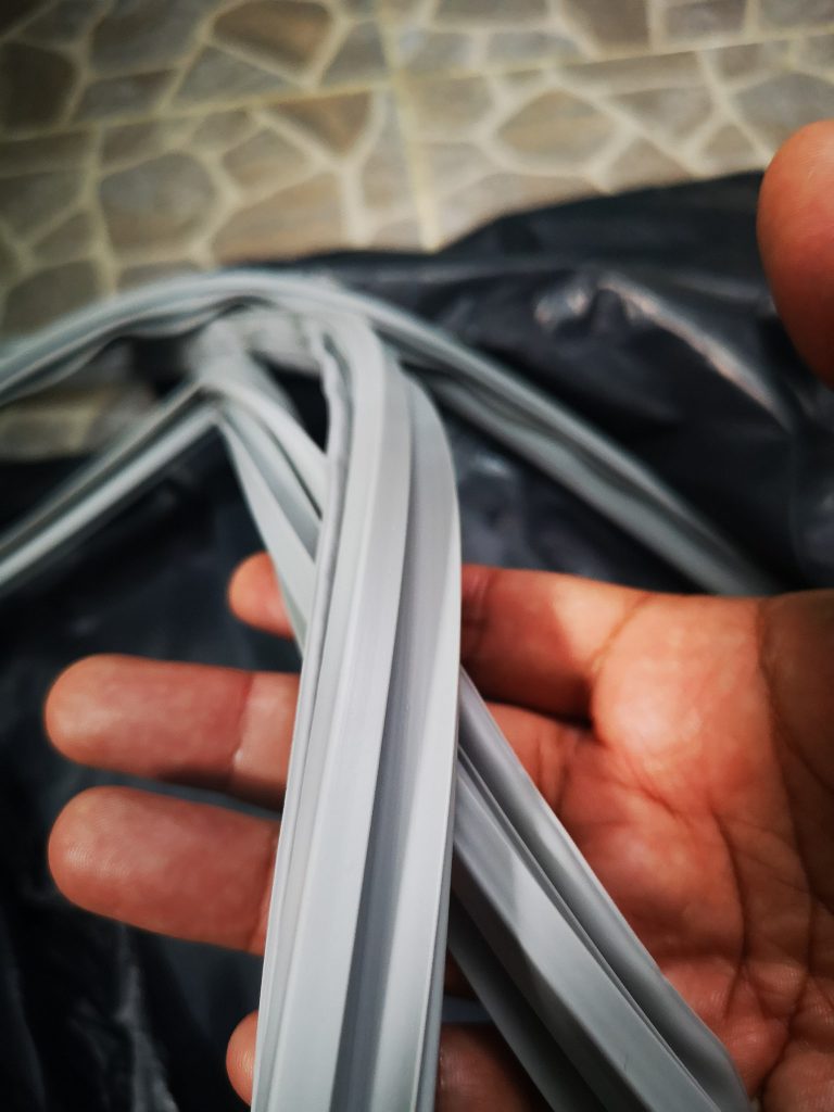 Getah Pintu Peti Sejuk Dah Keras Dan Lekang, Ini Cara Tukar Sendiri