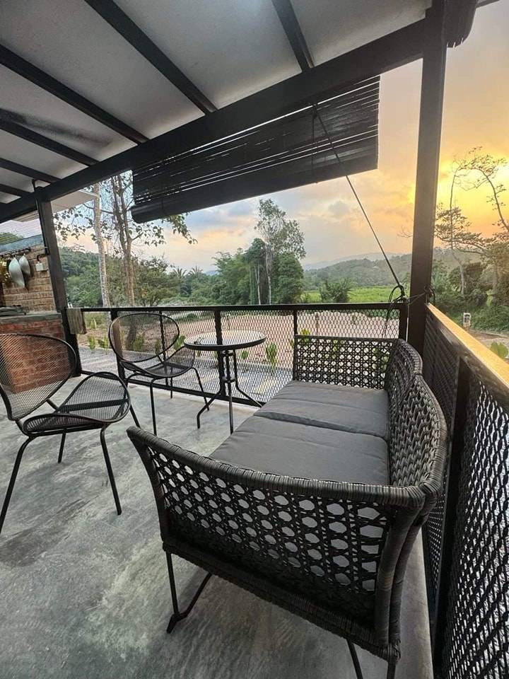 Indah Rumah Persinggahan Hujung Minggu Tepi Sungai, Konsep Industri ...