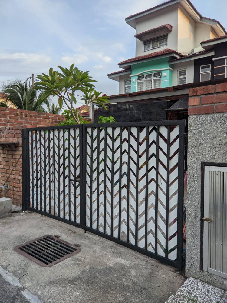 Idea Makeover Pagar Besi Corak Chevron Guna Aluminium Composite Panel (ACP)