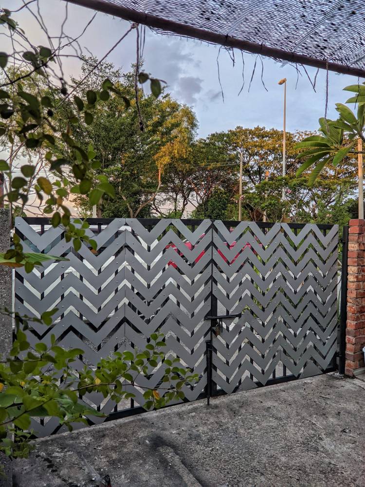 Idea Makeover Pagar Besi Corak Chevron Guna Aluminium Composite Panel (ACP)