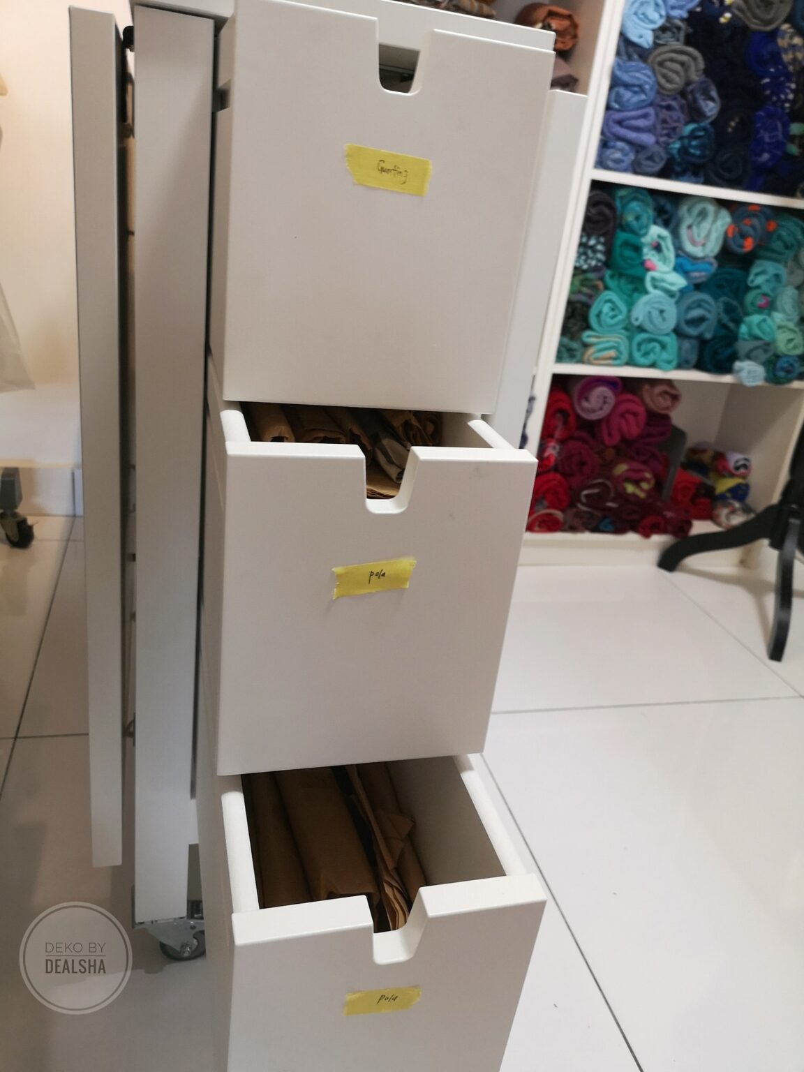 Makeover Bilik Baju Sempit Jadi Ruang Menjahit, Guna Meja Lipat ...